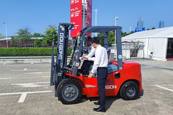 4 Wheel Diesel Fork Lift Truck 3-3.5 ton - Dogon Forklift